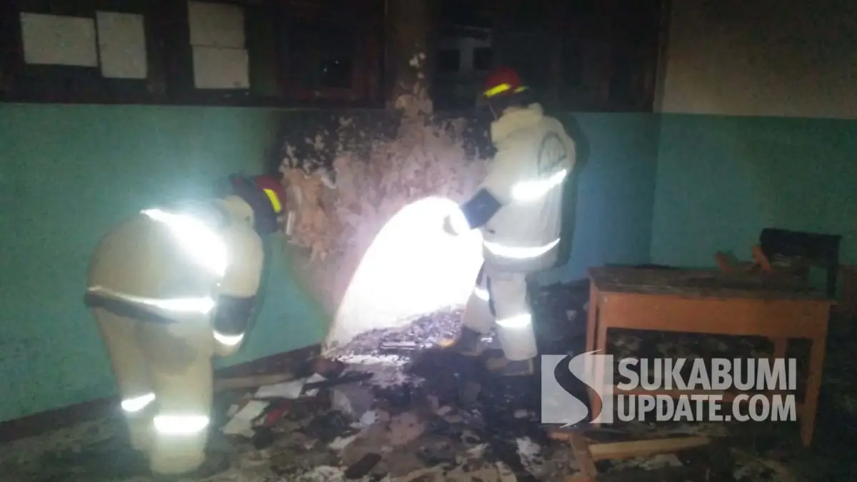 Ruang Kelas SMPN 1 Kabandungan Sukabumi Terbakar, Asal Api Masih ...
